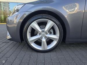 Pelēks Lexus LS 300h 2015 Viļņa, ar dzinēja tilpumu 2.49 L un nobraukumu 223 tūkst. km par 14850 €, foto 17 vietnē AUTOMOTO.COM.LV