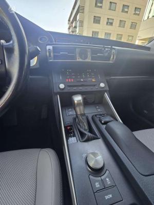 Pelēks Lexus LS 300h 2015 Viļņa, ar dzinēja tilpumu 2.49 L un nobraukumu 223 tūkst. km par 14850 €, foto 24 vietnē AUTOMOTO.COM.LV