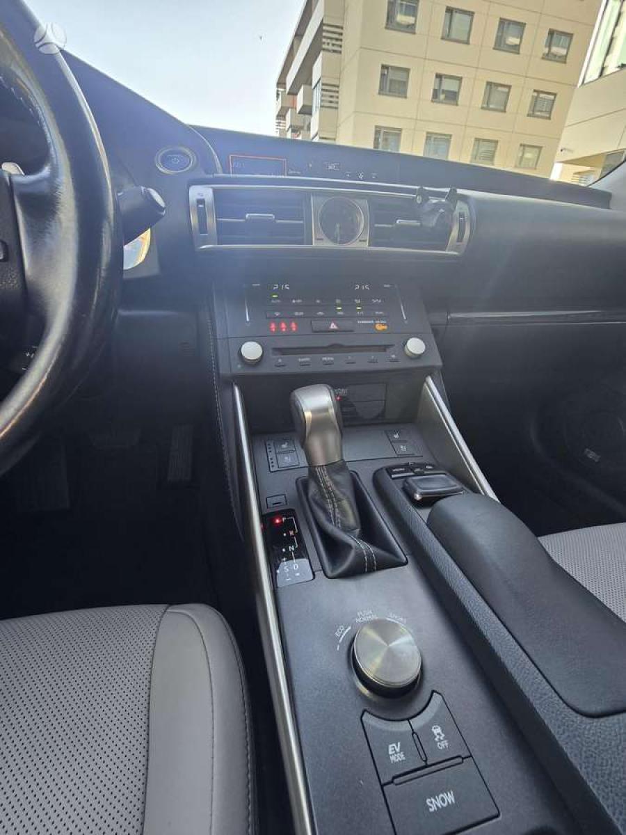Pelēks Lexus LS 300h 2015 Viļņa, ar dzinēja tilpumu 2.49 L un nobraukumu 223 tūkst. km par 14850 €, foto 24 vietnē AUTOMOTO.COM.LV