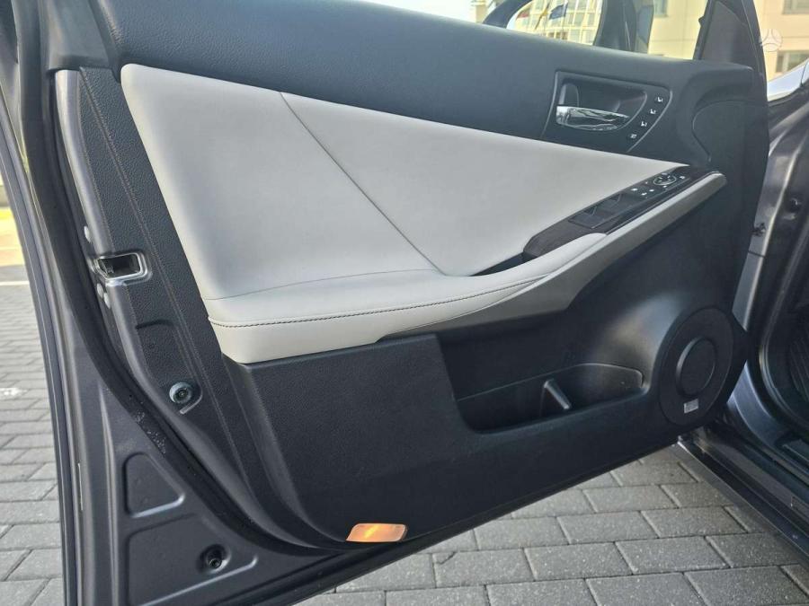 Pelēks Lexus LS 300h 2015 Viļņa, ar dzinēja tilpumu 2.49 L un nobraukumu 223 tūkst. km par 14850 €, foto 35 vietnē AUTOMOTO.COM.LV