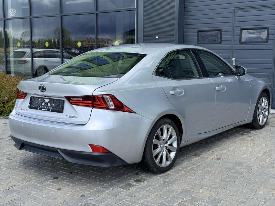 Lexus LS 300h 2015 in Vilnius, with an engine capacity of 2.49 L and mileage of 236 thousand km for 14666 €, photo 5 on AUTOMOTO.COM.LV