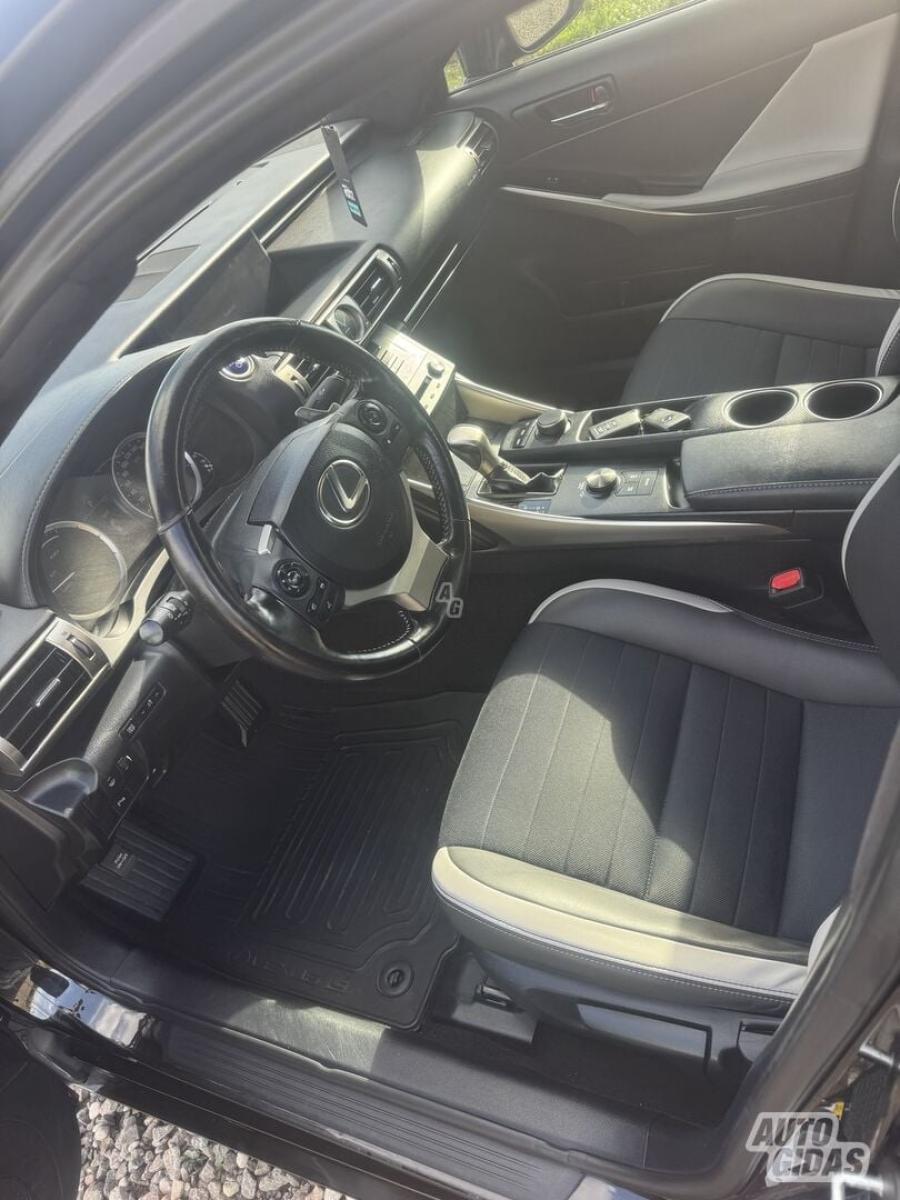 Lexus LS 300h 2016 in Siauliai, with an engine capacity of 2.50 L and mileage of 193 thousand km for 14900 €, photo 11 on AUTOMOTO.COM.LV