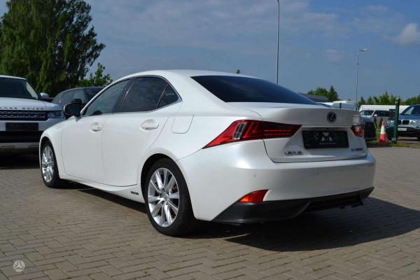 White Lexus LS 300h 2013 in Vilnius, with an engine capacity of 2.49 L and mileage of 261 thousand km for 14000 €, photo 9 on AUTOMOTO.COM.LV