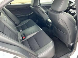 White Lexus LS 300h 2013 in Vilnius, with an engine capacity of 0.00 L and mileage of 95 thousand km for 14900 €, photo 12 on AUTOMOTO.COM.LV