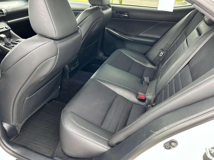 White Lexus LS 300h 2013 in Vilnius, with an engine capacity of 0.00 L and mileage of 95 thousand km for 14900 €, photo 13 on AUTOMOTO.COM.LV