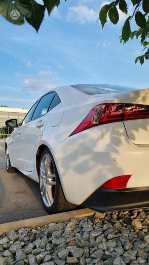 White Lexus LS 300h 2013 in Vilnius, with an engine capacity of 2.50 L and mileage of 250 thousand km for 13999 €, photo 7 on AUTOMOTO.COM.LV