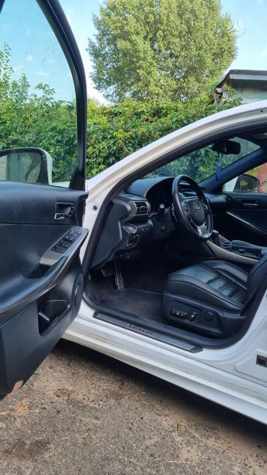 White Lexus LS 300h 2013 in Vilnius, with an engine capacity of 2.50 L and mileage of 250 thousand km for 13999 €, photo 17 on AUTOMOTO.COM.LV