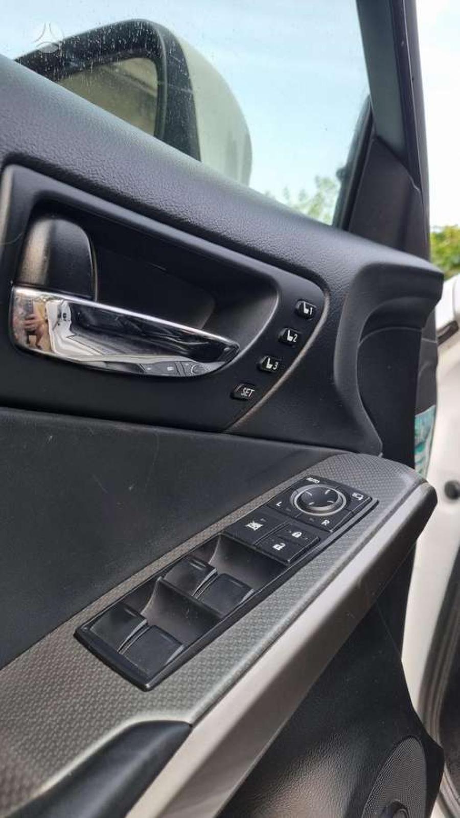 White Lexus LS 300h 2013 in Vilnius, with an engine capacity of 2.50 L and mileage of 250 thousand km for 13999 €, photo 22 on AUTOMOTO.COM.LV