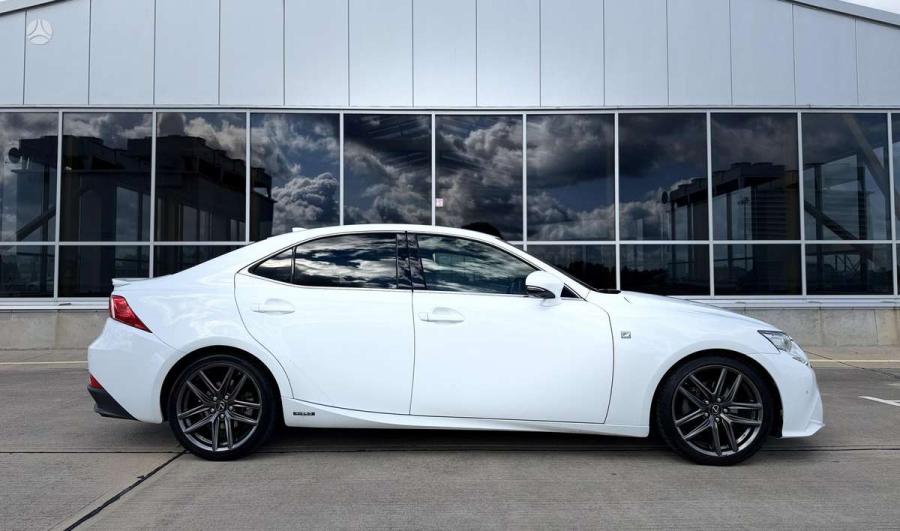 White Lexus LS 300h 2013 in Vilnius, with an engine capacity of 2.50 L and mileage of 94 thousand km for 14000 €, photo 8 on AUTOMOTO.COM.LV