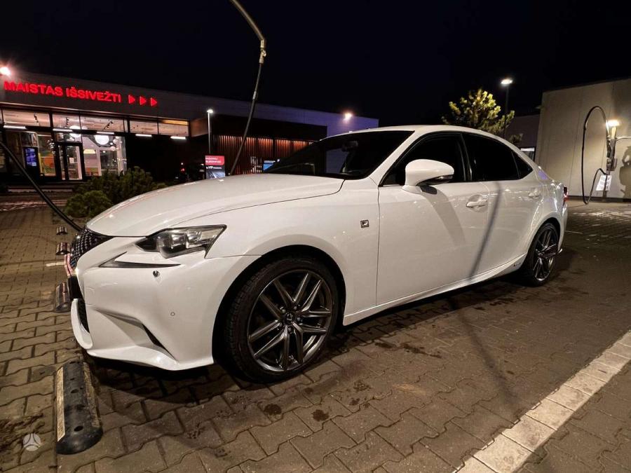 White Lexus LS 300h 2014 in Vilnius, with an engine capacity of 2.49 L and mileage of 251 thousand km for 15000 €, photo 1 on AUTOMOTO.COM.LV