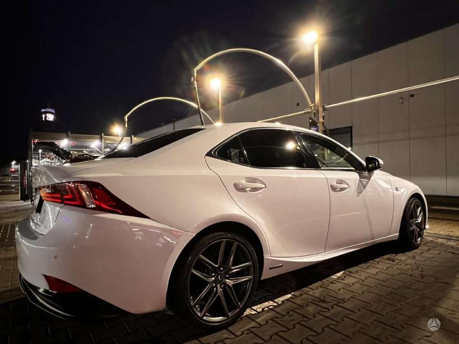 White Lexus LS 300h 2014 in Vilnius, with an engine capacity of 2.49 L and mileage of 251 thousand km for 15000 €, photo 4 on AUTOMOTO.COM.LV