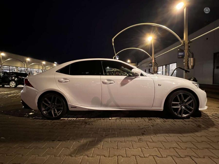 White Lexus LS 300h 2014 in Vilnius, with an engine capacity of 2.49 L and mileage of 251 thousand km for 15000 €, photo 7 on AUTOMOTO.COM.LV