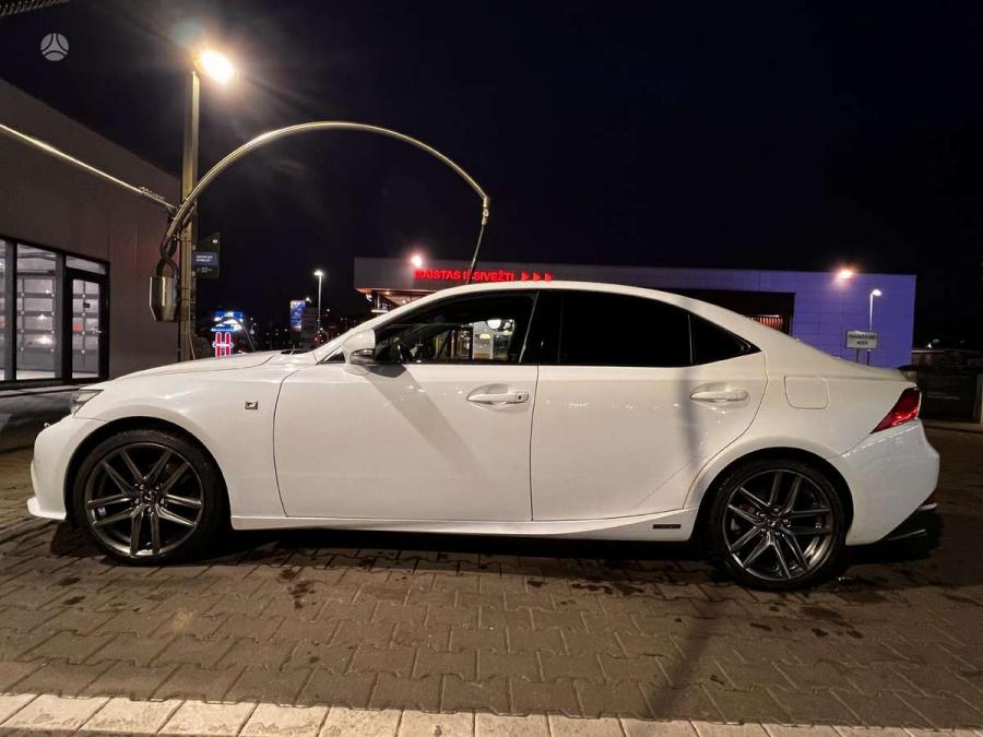 White Lexus LS 300h 2014 in Vilnius, with an engine capacity of 2.49 L and mileage of 251 thousand km for 15000 €, photo 8 on AUTOMOTO.COM.LV