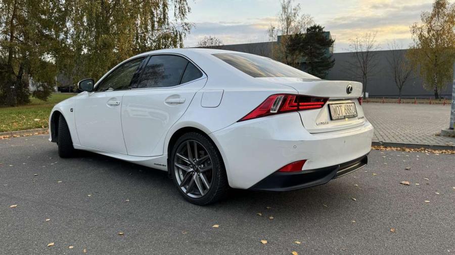 Balts Lexus LS 300h 2015 Viļņa, ar dzinēja tilpumu 2.50 L un nobraukumu 176 tūkst. km par 12600 €, foto 5 vietnē AUTOMOTO.COM.LV