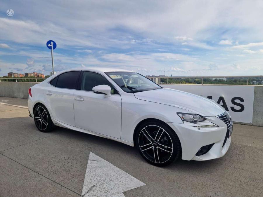 White Lexus LS 300h 2016 in Vilnius, with an engine capacity of 3.00 L and mileage of 245 thousand km for 13800 €, photo 3 on AUTOMOTO.COM.LV