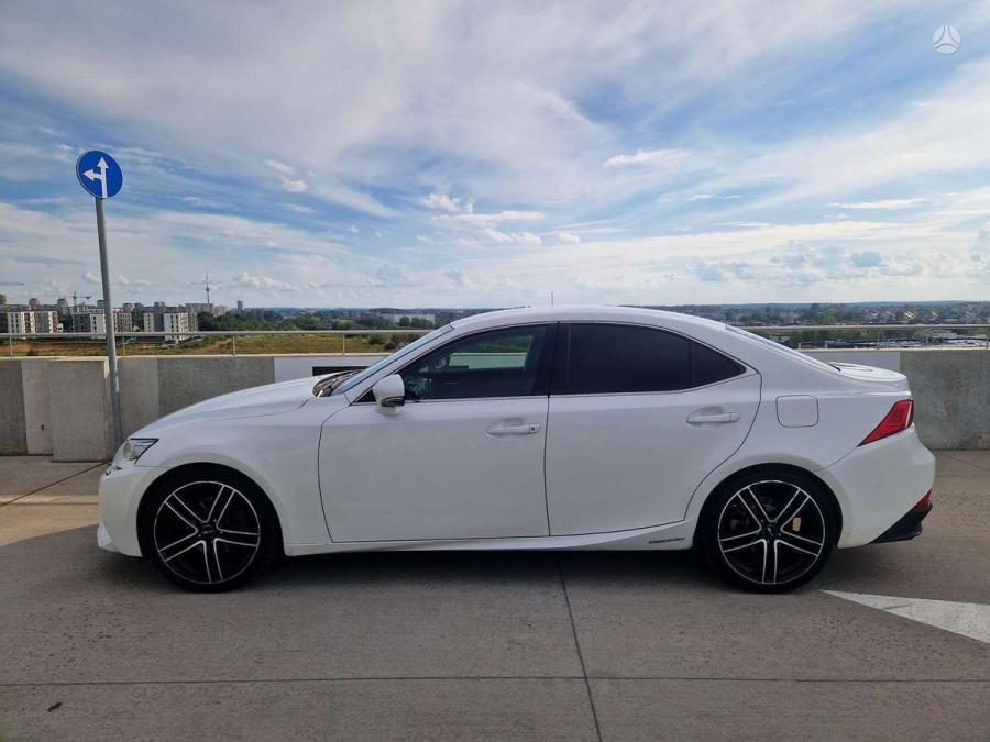 White Lexus LS 300h 2016 in Vilnius, with an engine capacity of 3.00 L and mileage of 245 thousand km for 13800 €, photo 8 on AUTOMOTO.COM.LV