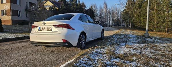 White Lexus LS 300h 2018 in Elektrenai, with an engine capacity of 2.50 L and mileage of 290 thousand km for 14000 €, photo 4 on AUTOMOTO.COM.LV