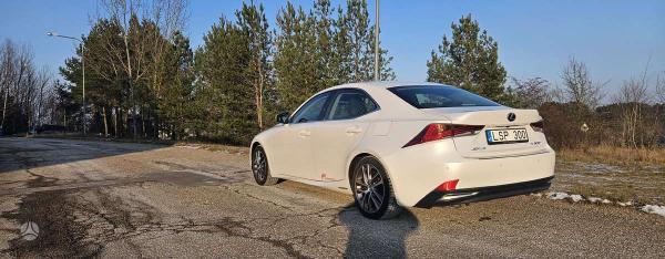 White Lexus LS 300h 2018 in Elektrenai, with an engine capacity of 2.50 L and mileage of 290 thousand km for 14000 €, photo 5 on AUTOMOTO.COM.LV