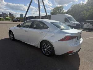 White Lexus LS 300h 2018 in Vilnius, with an engine capacity of 2.50 L and mileage of 260 thousand km for 18000 €, photo 3 on AUTOMOTO.COM.LV
