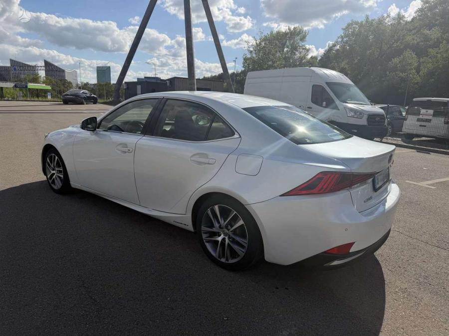 White Lexus LS 300h 2018 in Vilnius, with an engine capacity of 2.50 L and mileage of 260 thousand km for 18000 €, photo 3 on AUTOMOTO.COM.LV