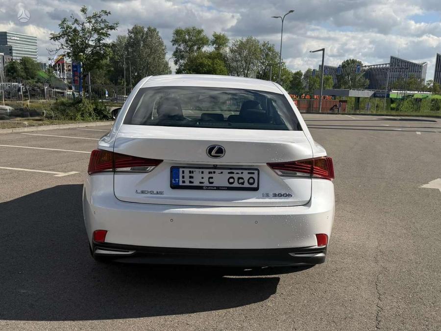 White Lexus LS 300h 2018 in Vilnius, with an engine capacity of 2.50 L and mileage of 260 thousand km for 18000 €, photo 4 on AUTOMOTO.COM.LV