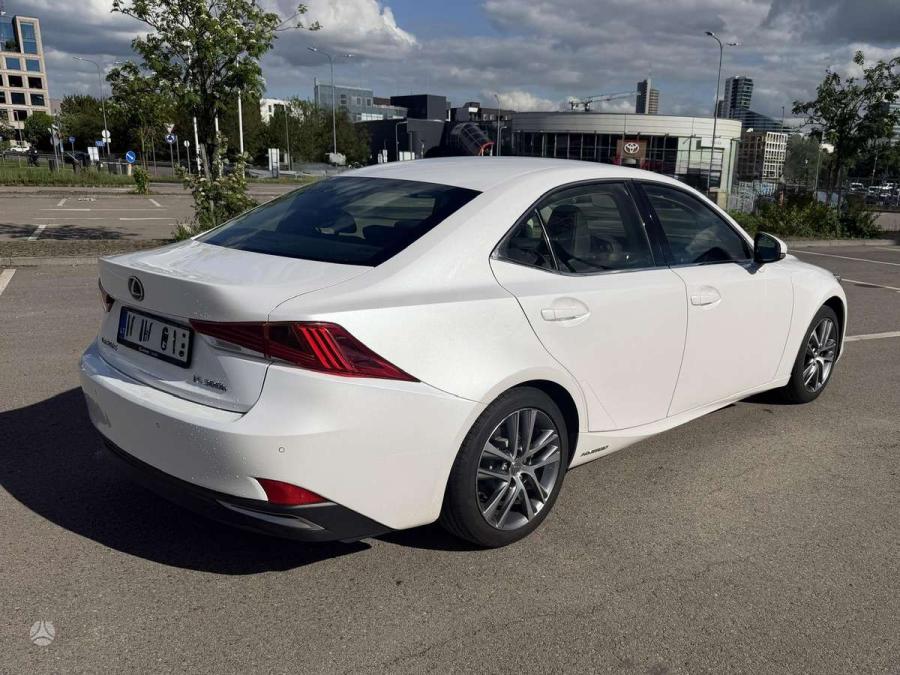 White Lexus LS 300h 2018 in Vilnius, with an engine capacity of 2.50 L and mileage of 260 thousand km for 18000 €, photo 5 on AUTOMOTO.COM.LV