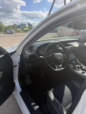 White Lexus LS 300h 2018 in Vilnius, with an engine capacity of 2.50 L and mileage of 260 thousand km for 18000 €, photo 6 on AUTOMOTO.COM.LV