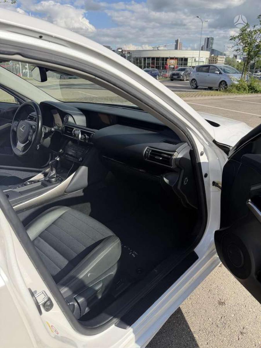 White Lexus LS 300h 2018 in Vilnius, with an engine capacity of 2.50 L and mileage of 260 thousand km for 18000 €, photo 7 on AUTOMOTO.COM.LV