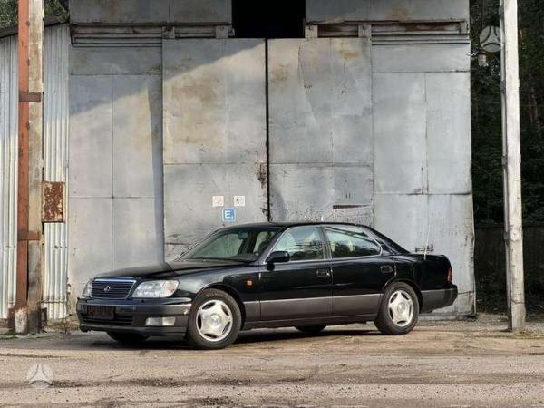 Черный Лексус ЛС 400 1999 в Вильнюс, объемом двигателя 3.97 л и пробегом 270 тыс. км за 12000 €, фото 1 на AUTOMOTO.COM.LV