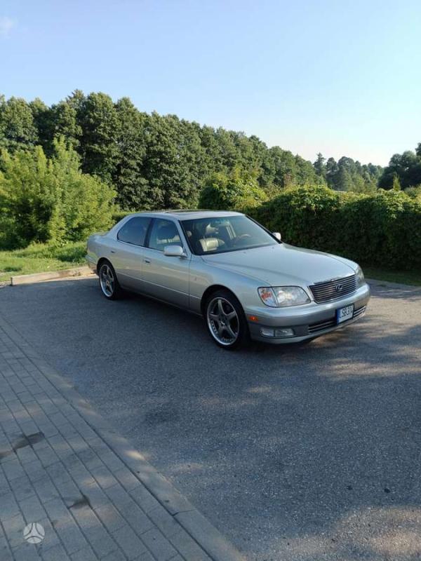 Grey Lexus LS 400 2000 in Vilnius, with an engine capacity of 3.97 L and mileage of 254 thousand km for 8650 €, photo 3 on AUTOMOTO.COM.LV