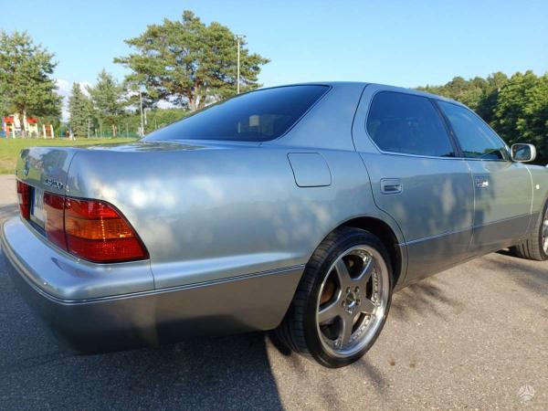Grey Lexus LS 400 2000 in Vilnius, with an engine capacity of 3.97 L and mileage of 254 thousand km for 8650 €, photo 8 on AUTOMOTO.COM.LV