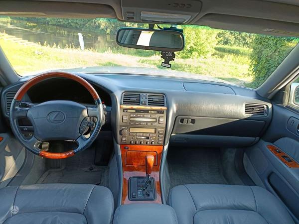 Grey Lexus LS 400 2000 in Vilnius, with an engine capacity of 3.97 L and mileage of 254 thousand km for 8650 €, photo 10 on AUTOMOTO.COM.LV