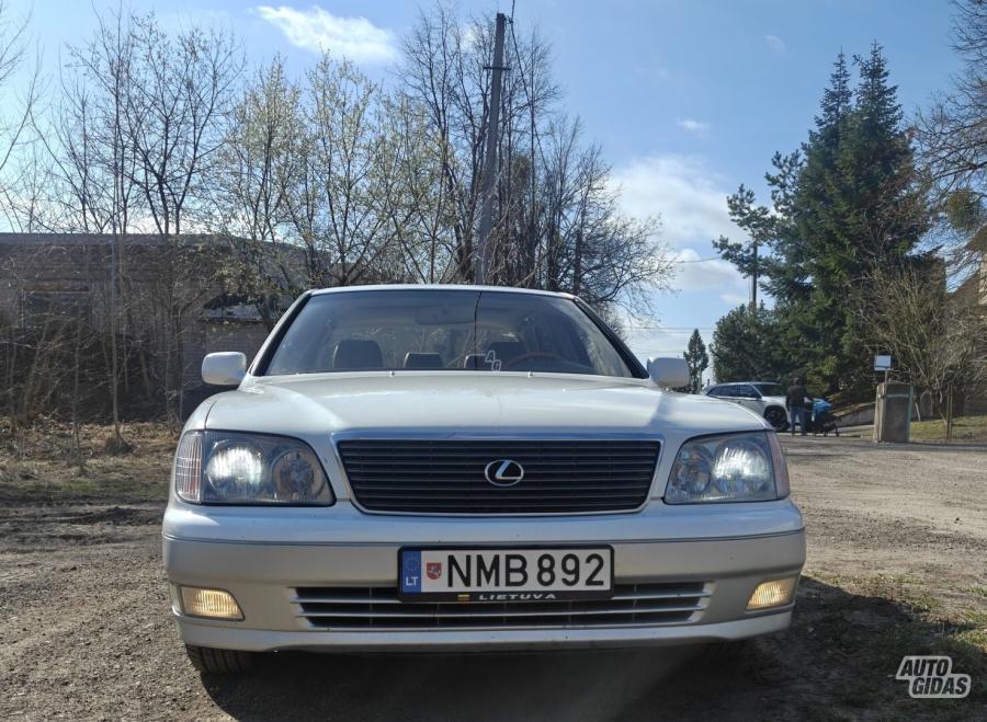 Balts Lexus LS 400 2000 Viļņa, ar dzinēja tilpumu 4.00 L un nobraukumu 178 tūkst. km par 14000 €, foto 1 vietnē AUTOMOTO.COM.LV