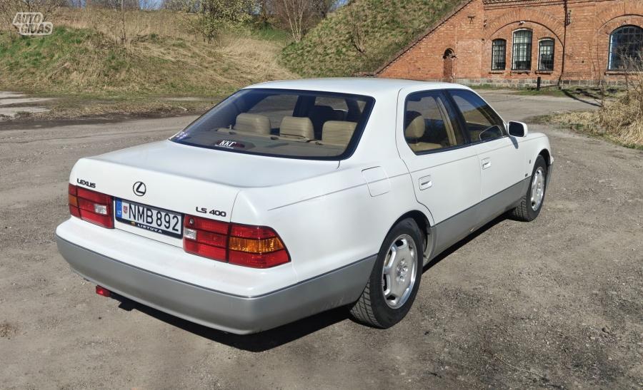 Balts Lexus LS 400 2000 Viļņa, ar dzinēja tilpumu 4.00 L un nobraukumu 178 tūkst. km par 14000 €, foto 8 vietnē AUTOMOTO.COM.LV