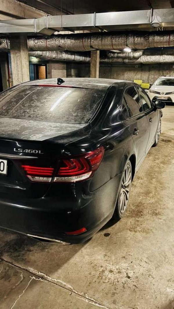 Black Lexus LS 460 2014 in Vilnius, with an engine capacity of 0.00 L and mileage of 220 thousand km for 7400 €, photo 3 on AUTOMOTO.COM.LV