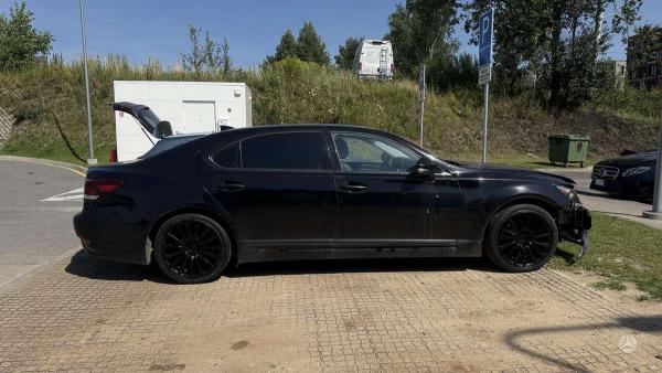 Black Lexus LS 460 2014 in Vilnius, with an engine capacity of 4.60 L and mileage of 220 thousand km for 8400 €, photo 2 on AUTOMOTO.COM.LV
