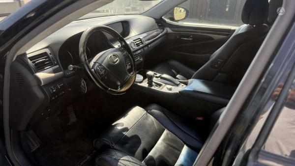 Black Lexus LS 460 2014 in Vilnius, with an engine capacity of 4.60 L and mileage of 220 thousand km for 8400 €, photo 4 on AUTOMOTO.COM.LV