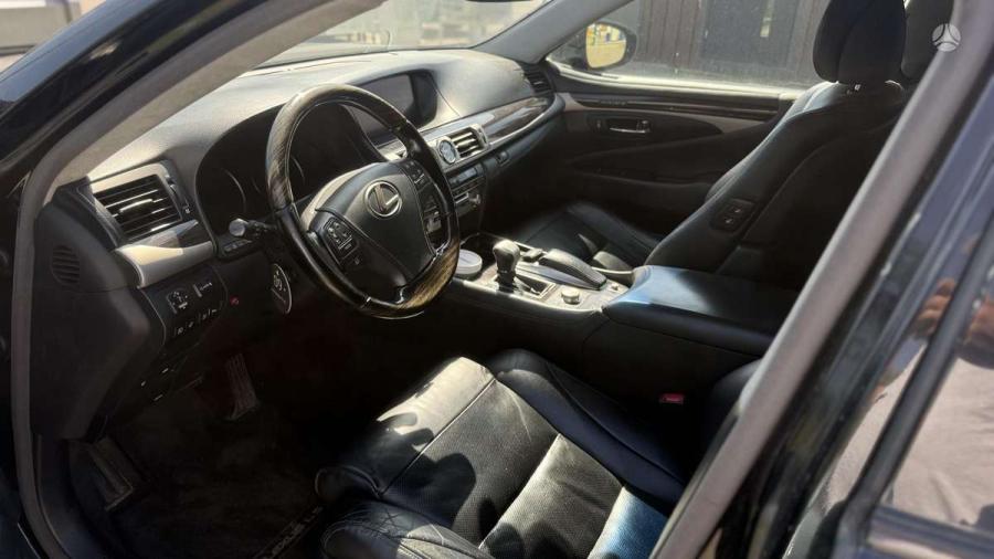 Black Lexus LS 460 2014 in Vilnius, with an engine capacity of 4.60 L and mileage of 220 thousand km for 8400 €, photo 5 on AUTOMOTO.COM.LV