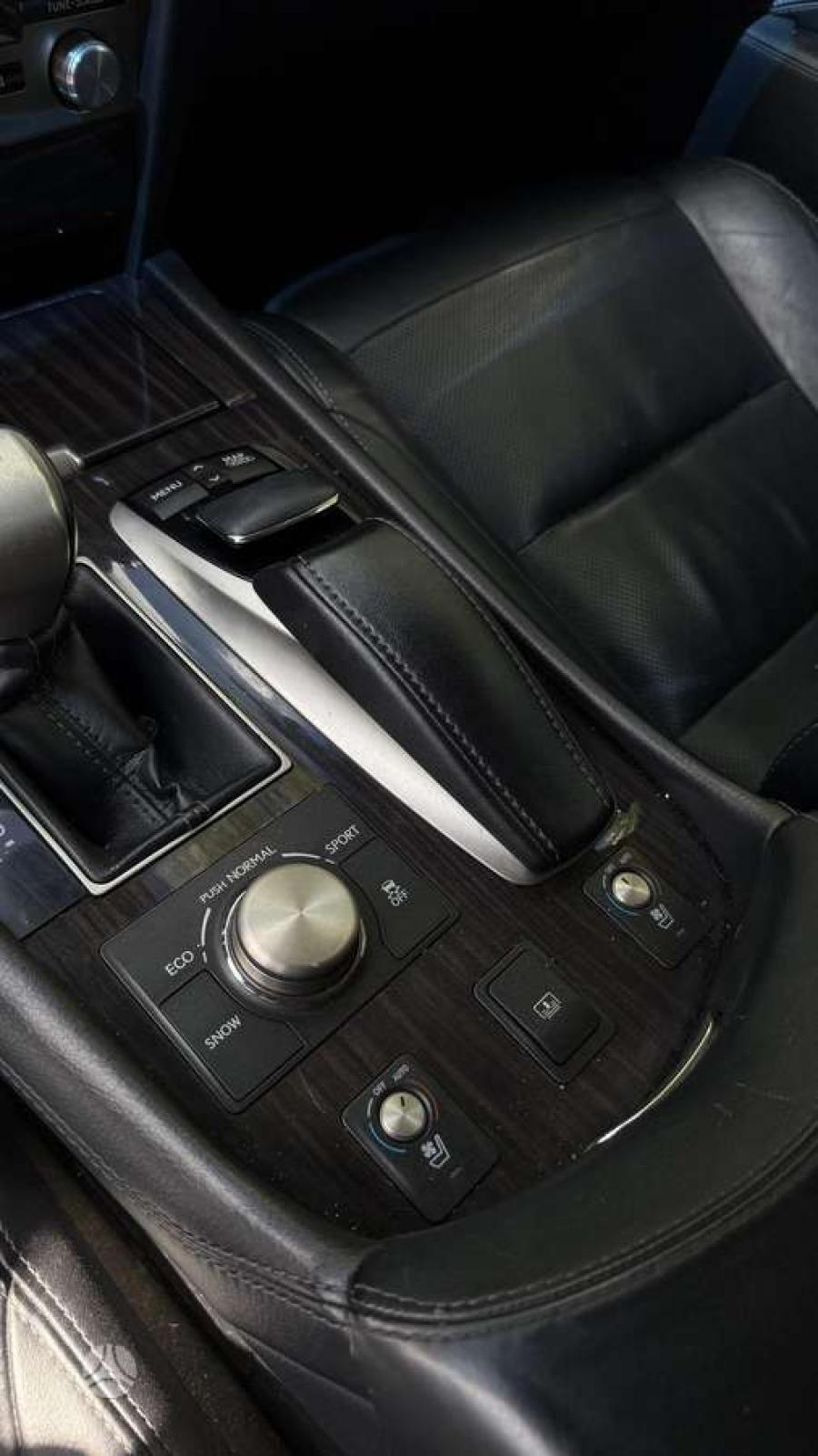 Black Lexus LS 460 2014 in Vilnius, with an engine capacity of 4.60 L and mileage of 220 thousand km for 8400 €, photo 7 on AUTOMOTO.COM.LV