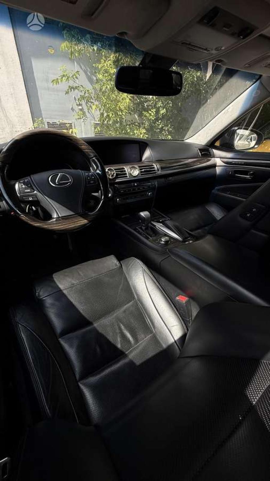Black Lexus LS 460 2014 in Vilnius, with an engine capacity of 4.60 L and mileage of 220 thousand km for 8400 €, photo 8 on AUTOMOTO.COM.LV