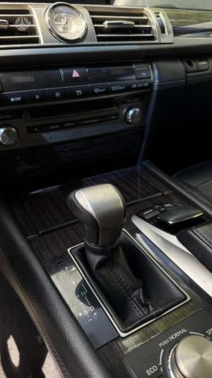 Black Lexus LS 460 2014 in Vilnius, with an engine capacity of 4.60 L and mileage of 220 thousand km for 8400 €, photo 9 on AUTOMOTO.COM.LV