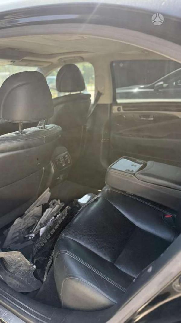Black Lexus LS 460 2014 in Vilnius, with an engine capacity of 4.60 L and mileage of 220 thousand km for 8400 €, photo 10 on AUTOMOTO.COM.LV