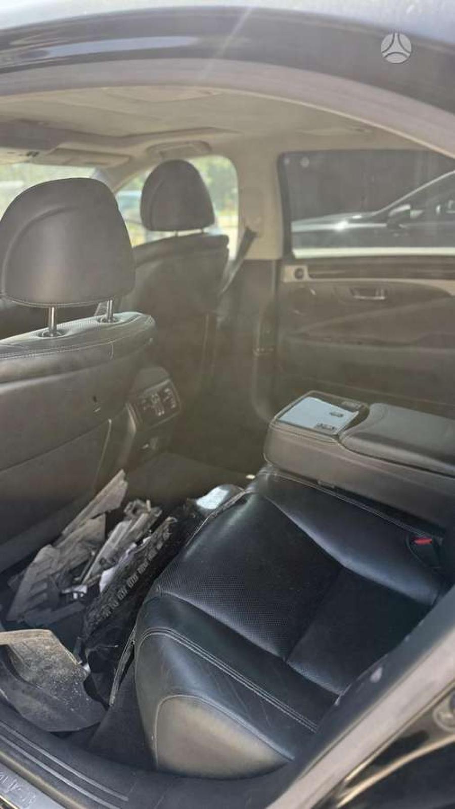 Black Lexus LS 460 2014 in Vilnius, with an engine capacity of 4.60 L and mileage of 220 thousand km for 8400 €, photo 11 on AUTOMOTO.COM.LV