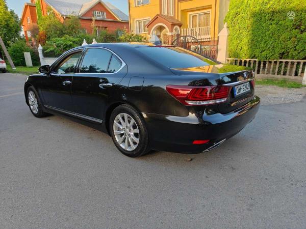 Black Lexus LS 460 2015 in Siauliai, with an engine capacity of 4.61 L and mileage of 349 thousand km for 14900 €, photo 3 on AUTOMOTO.COM.LV
