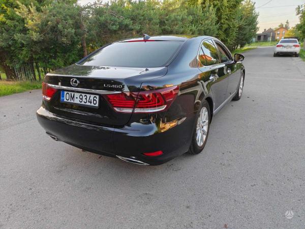 Black Lexus LS 460 2015 in Siauliai, with an engine capacity of 4.61 L and mileage of 349 thousand km for 14900 €, photo 4 on AUTOMOTO.COM.LV