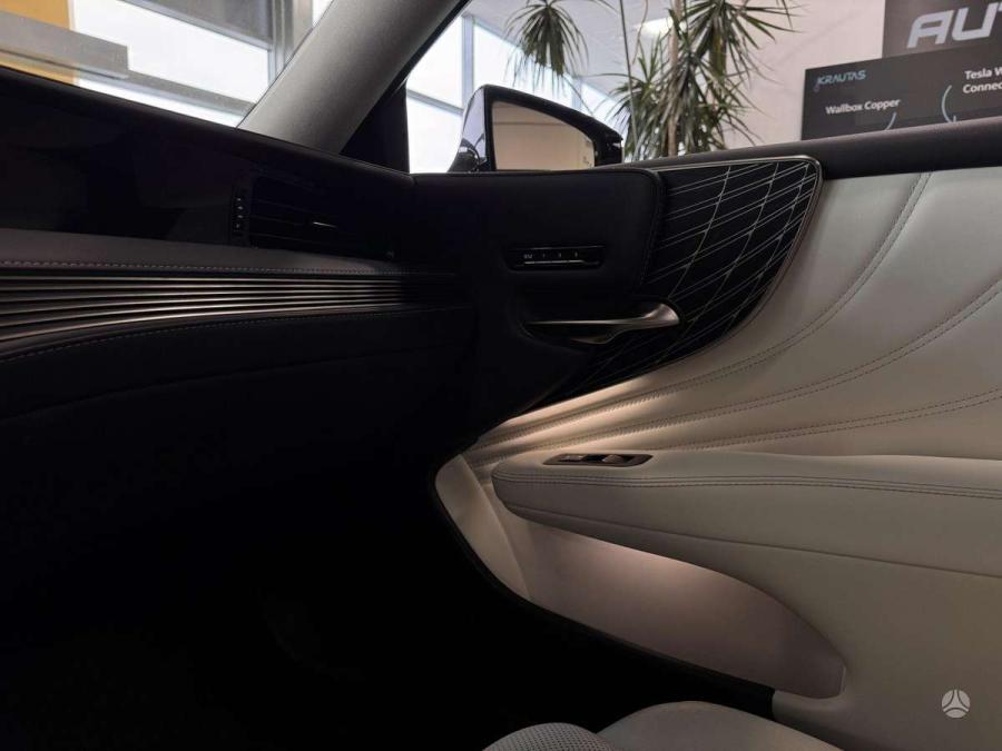 Pelēks Lexus LS 500h 2021 Viļņa, ar dzinēja tilpumu 3.50 L un nobraukumu 115 tūkst. km par 59989 €, foto 21 vietnē AUTOMOTO.COM.LV