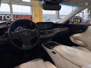Grey Lexus LS 500h 2021 in Vilnius, with an engine capacity of 3.50 L and mileage of 115 thousand km for 59989 €, photo 8 on AUTOMOTO.COM.LV