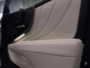 Grey Lexus LS 500h 2021 in Vilnius, with an engine capacity of 3.50 L and mileage of 115 thousand km for 59989 €, photo 16 on AUTOMOTO.COM.LV