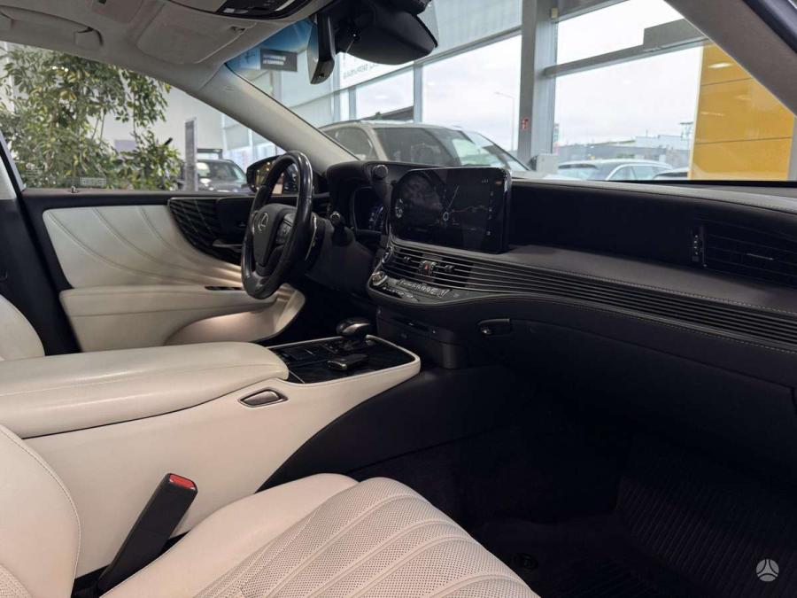 Grey Lexus LS 500h 2021 in Vilnius, with an engine capacity of 3.50 L and mileage of 115 thousand km for 59989 €, photo 17 on AUTOMOTO.COM.LV