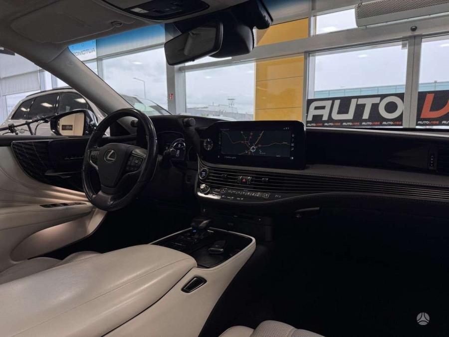 Grey Lexus LS 500h 2021 in Vilnius, with an engine capacity of 3.50 L and mileage of 115 thousand km for 59989 €, photo 18 on AUTOMOTO.COM.LV